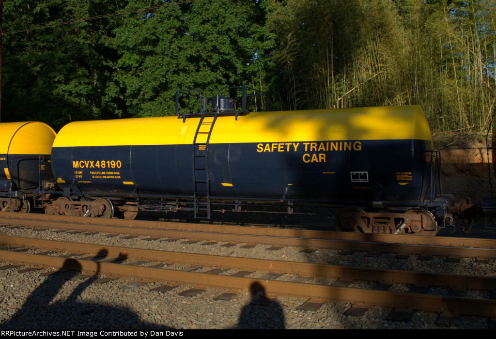 MCVX Tank Car 48190 on Q418-04